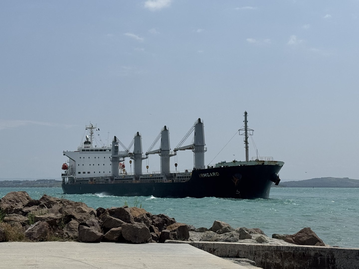 Заседнал товарен кораб блокира входа на пристанище Бургас - Последни новини от Бургас и региона ...